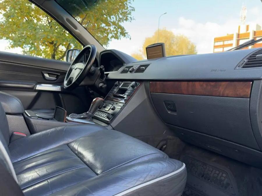 Grey Volvo XC90 2005 in Riga, with an engine capacity of 2.40 L and mileage of 310 thousand km for 3990 €, photo 15 on AUTOMOTO.COM.LV
