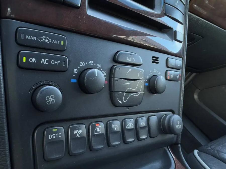 Grey Volvo XC90 2005 in Riga, with an engine capacity of 2.40 L and mileage of 310 thousand km for 3990 €, photo 18 on AUTOMOTO.COM.LV