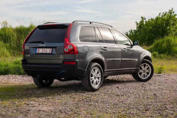 Pelēks Volvo XC90 2005 Rīga, ar dzinēja tilpumu 2.40 L un nobraukumu 335 tūkst. km par 5995 €, foto 4 vietnē AUTOMOTO.COM.LV