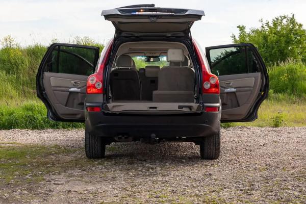 Pelēks Volvo XC90 2005 Rīga, ar dzinēja tilpumu 2.40 L un nobraukumu 335 tūkst. km par 5995 €, foto 5 vietnē AUTOMOTO.COM.LV