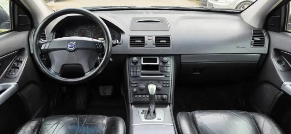 Pelēks Volvo XC90 2005 Valmiera, ar dzinēja tilpumu 2.40 L un nobraukumu 305 tūkst. km par 3300 €, foto 7 vietnē AUTOMOTO.COM.LV