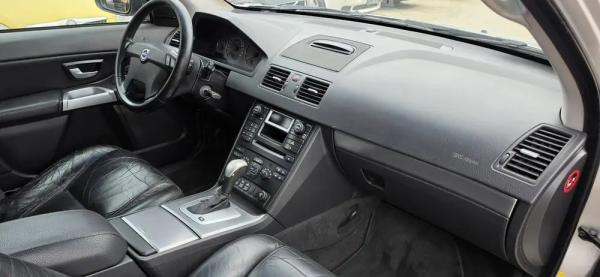 Pelēks Volvo XC90 2005 Valmiera, ar dzinēja tilpumu 2.40 L un nobraukumu 305 tūkst. km par 3300 €, foto 9 vietnē AUTOMOTO.COM.LV