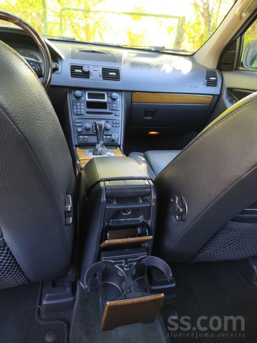 Grey Volvo XC90 2005 in Riga, with an engine capacity of 2.40 L and mileage of 287 thousand km for 4950 €, photo 15 on AUTOMOTO.COM.LV