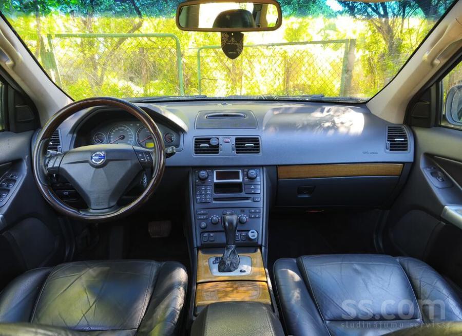 Grey Volvo XC90 2005 in Riga, with an engine capacity of 2.40 L and mileage of 287 thousand km for 4950 €, photo 16 on AUTOMOTO.COM.LV