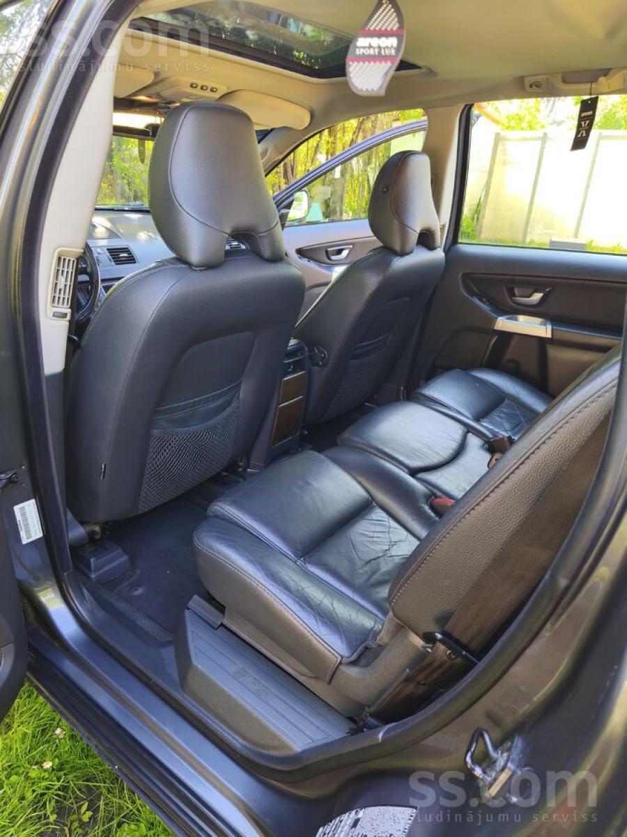 Grey Volvo XC90 2005 in Riga, with an engine capacity of 2.40 L and mileage of 287 thousand km for 4950 €, photo 19 on AUTOMOTO.COM.LV
