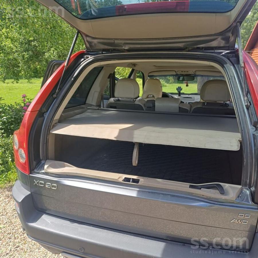 Grey Volvo XC90 2005 in Rezekne, with an engine capacity of 2.40 L and mileage of 319 thousand km for 3900 €, photo 3 on AUTOMOTO.COM.LV