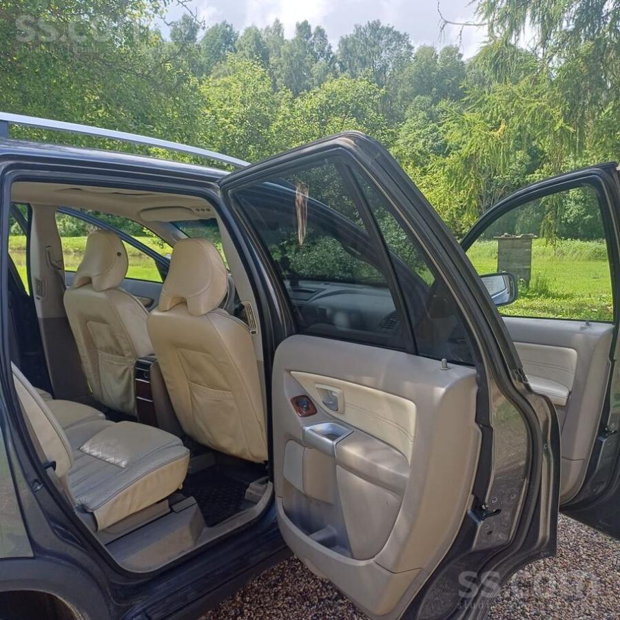Grey Volvo XC90 2005 in Rezekne, with an engine capacity of 2.40 L and mileage of 319 thousand km for 3900 €, photo 7 on AUTOMOTO.COM.LV