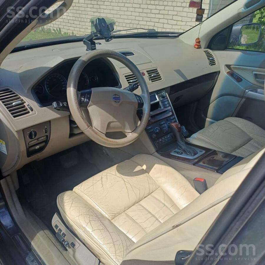 Grey Volvo XC90 2005 in Rezekne, with an engine capacity of 2.40 L and mileage of 319 thousand km for 3900 €, photo 9 on AUTOMOTO.COM.LV