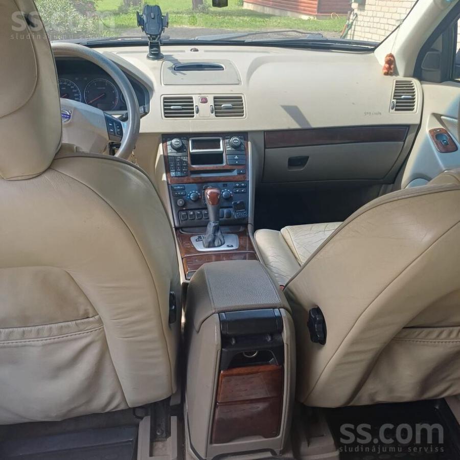 Grey Volvo XC90 2005 in Rezekne, with an engine capacity of 2.40 L and mileage of 319 thousand km for 3900 €, photo 10 on AUTOMOTO.COM.LV
