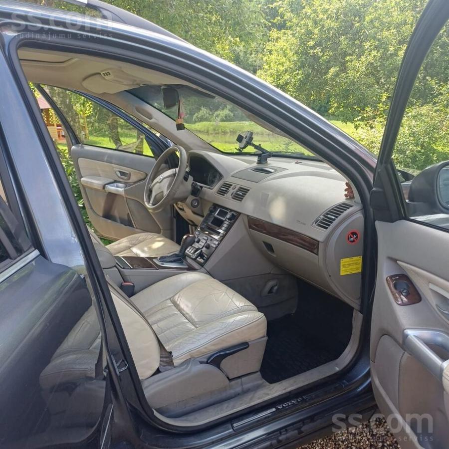 Grey Volvo XC90 2005 in Rezekne, with an engine capacity of 2.40 L and mileage of 319 thousand km for 3900 €, photo 12 on AUTOMOTO.COM.LV
