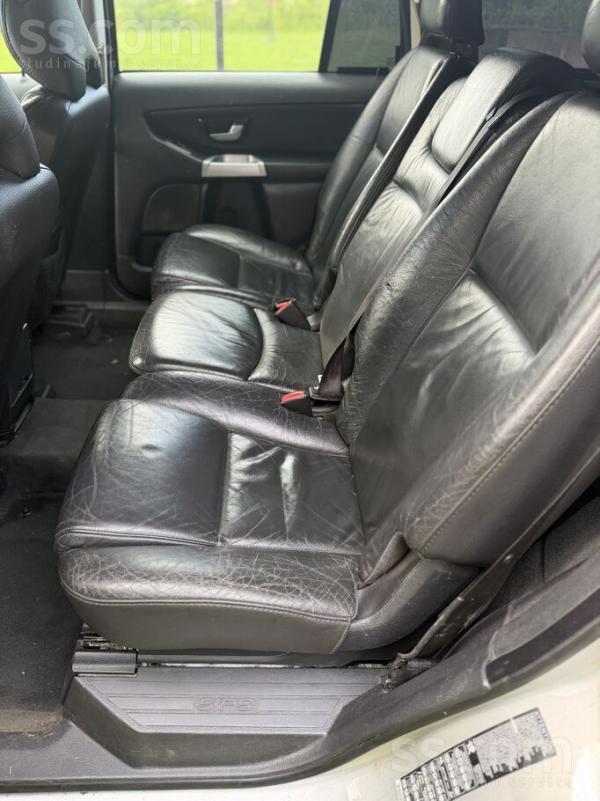 Grey Volvo XC90 2005 in Riga, with an engine capacity of 2.40 L and mileage of 320 thousand km for 3700 €, photo 8 on AUTOMOTO.COM.LV
