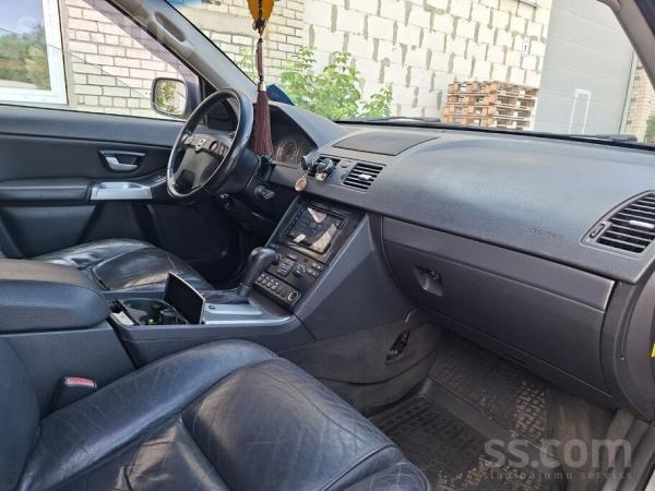 Grey Volvo XC90 2005 in Riga, with an engine capacity of 2.40 L and mileage of 314 thousand km for 1650 €, photo 9 on AUTOMOTO.COM.LV