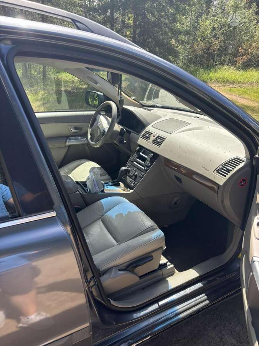 Grey Volvo XC90 2005 in Kazlu Ruda, with an engine capacity of 2.40 L and mileage of 402 thousand km for 2700 €, photo 11 on AUTOMOTO.COM.LV