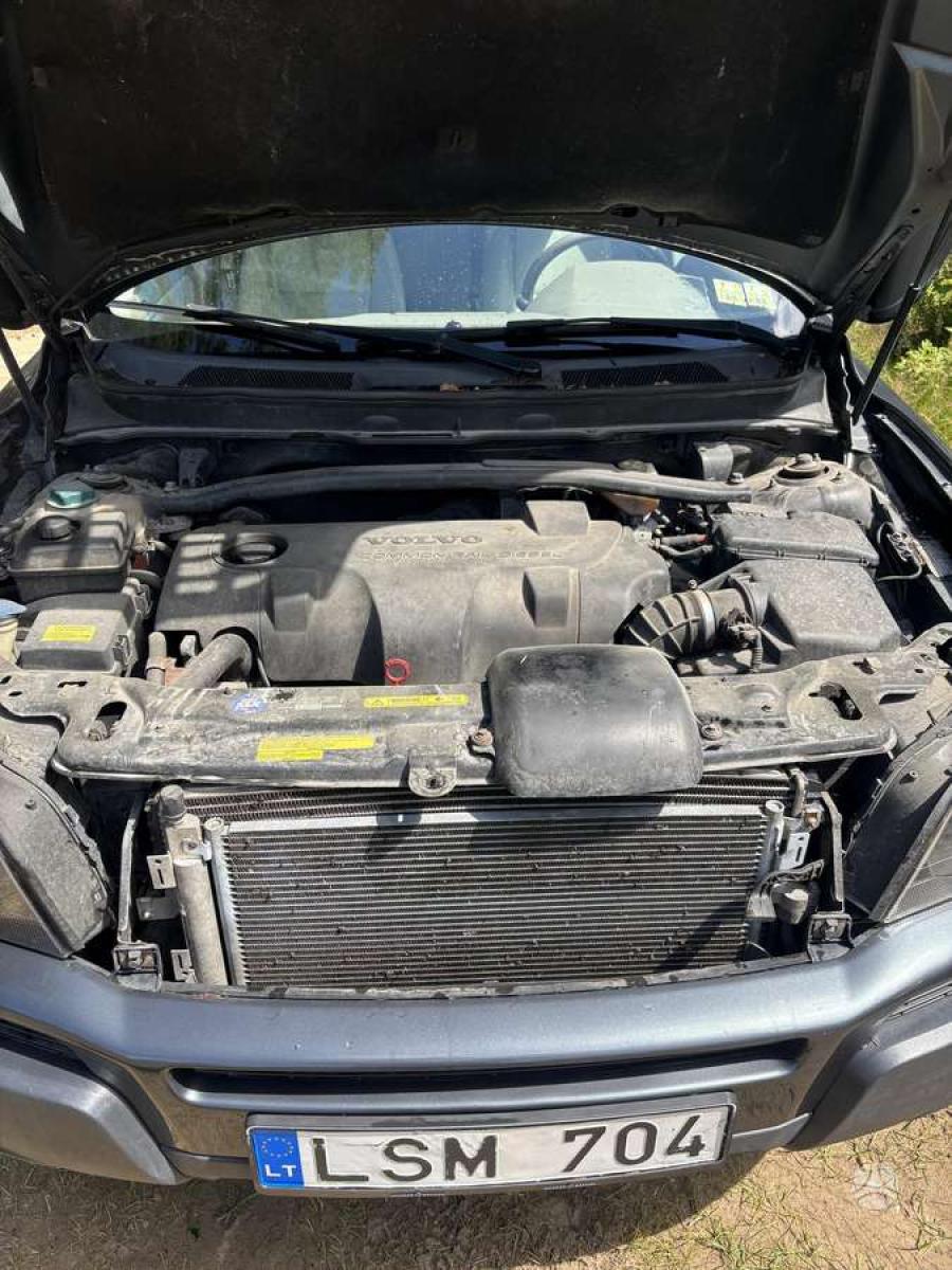 Grey Volvo XC90 2005 in Kazlu Ruda, with an engine capacity of 2.40 L and mileage of 402 thousand km for 2700 €, photo 13 on AUTOMOTO.COM.LV