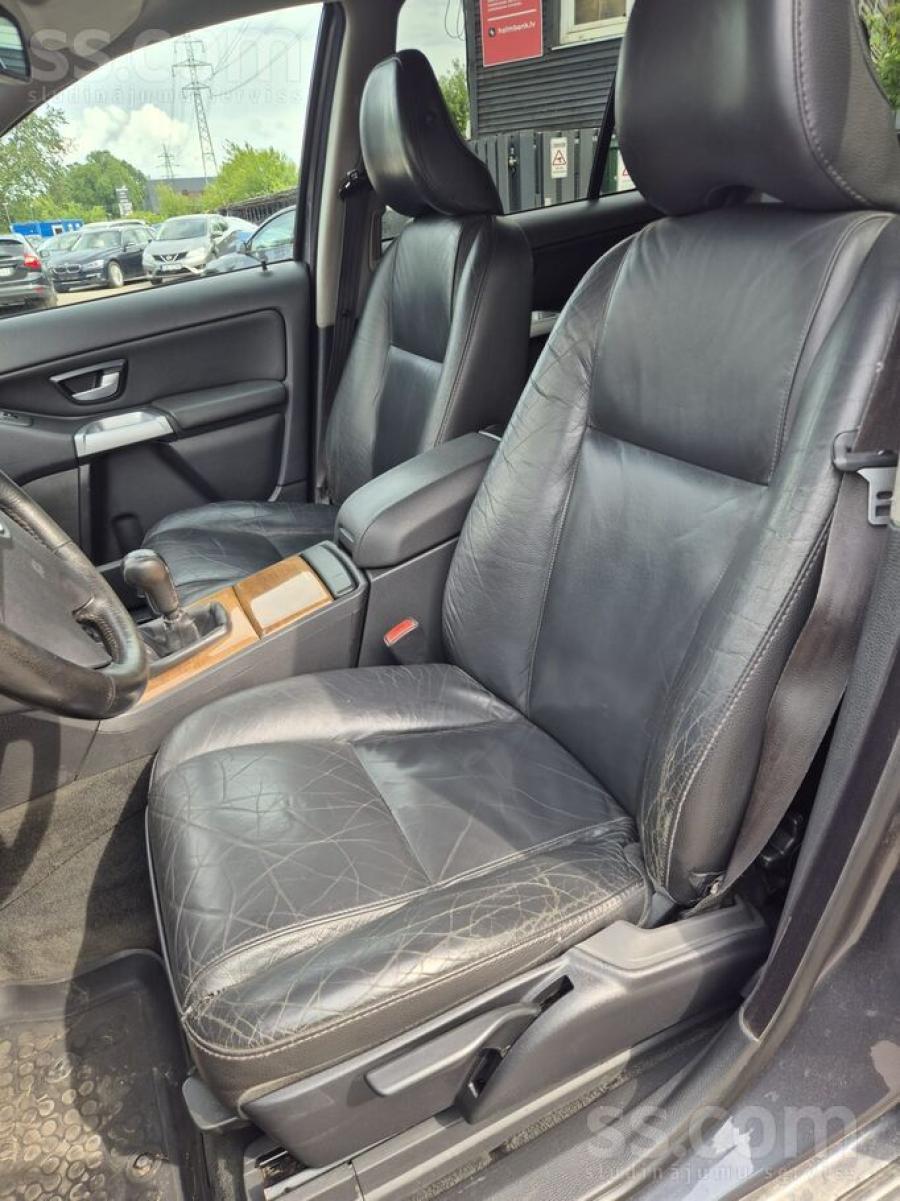Grey Volvo XC90 2005 in Riga, with an engine capacity of 2.40 L and mileage of 406 thousand km for 3690 €, photo 14 on AUTOMOTO.COM.LV