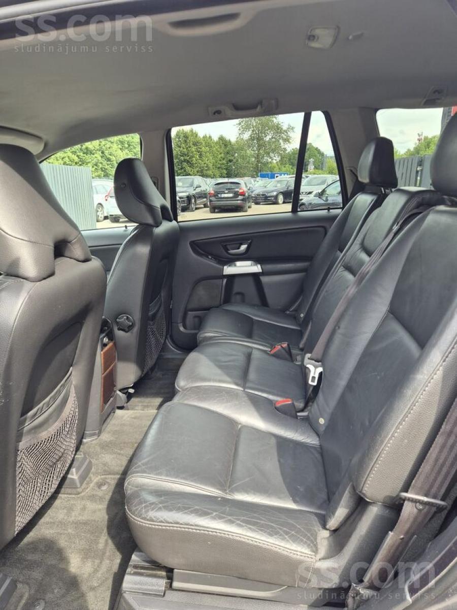 Grey Volvo XC90 2005 in Riga, with an engine capacity of 2.40 L and mileage of 406 thousand km for 3690 €, photo 17 on AUTOMOTO.COM.LV