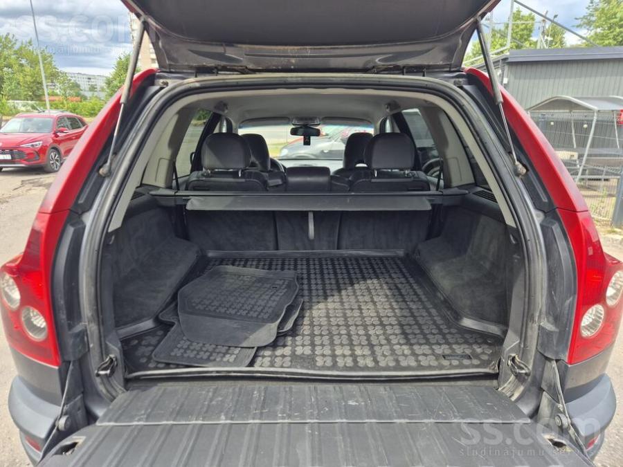 Grey Volvo XC90 2005 in Riga, with an engine capacity of 2.40 L and mileage of 406 thousand km for 3690 €, photo 12 on AUTOMOTO.COM.LV