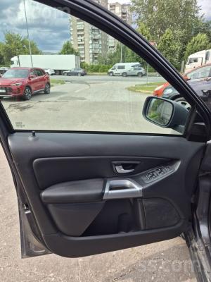 Grey Volvo XC90 2005 in Riga, with an engine capacity of 2.40 L and mileage of 406 thousand km for 3690 €, photo 14 on AUTOMOTO.COM.LV
