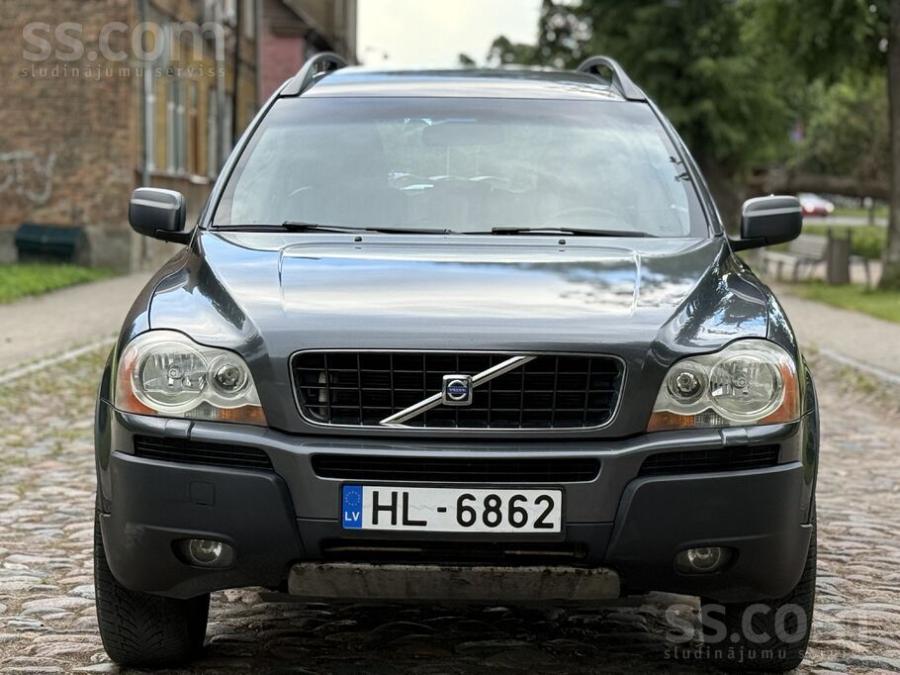 Grey Volvo XC90 2005 in Jelgava, with an engine capacity of 2.40 L and mileage of 318 thousand km for 3150 €, photo 1 on AUTOMOTO.COM.LV