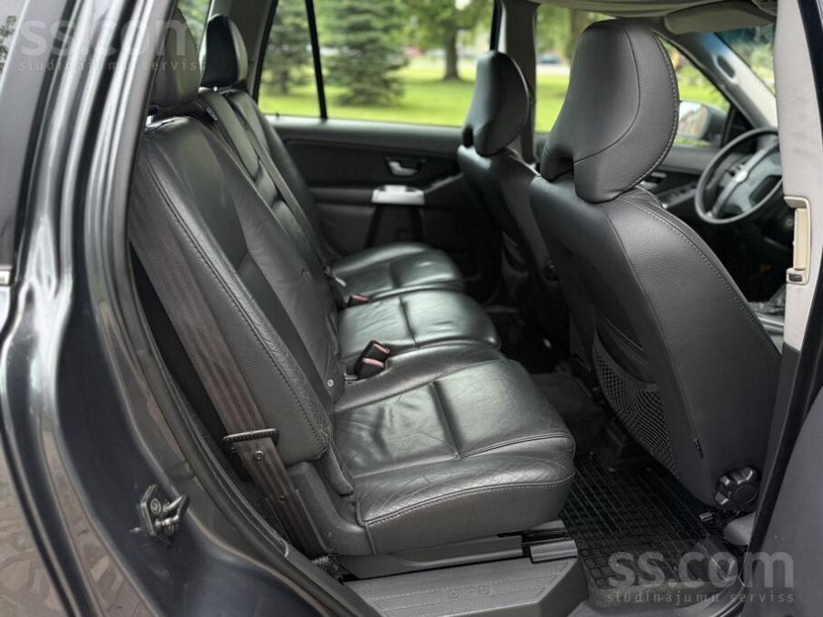 Grey Volvo XC90 2005 in Jelgava, with an engine capacity of 2.40 L and mileage of 318 thousand km for 3150 €, photo 12 on AUTOMOTO.COM.LV