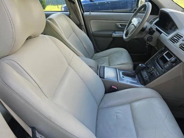 Grey Volvo XC90 2005 in Riga, with an engine capacity of 2.40 L and mileage of 500 thousand km for 2750 €, photo 9 on AUTOMOTO.COM.LV