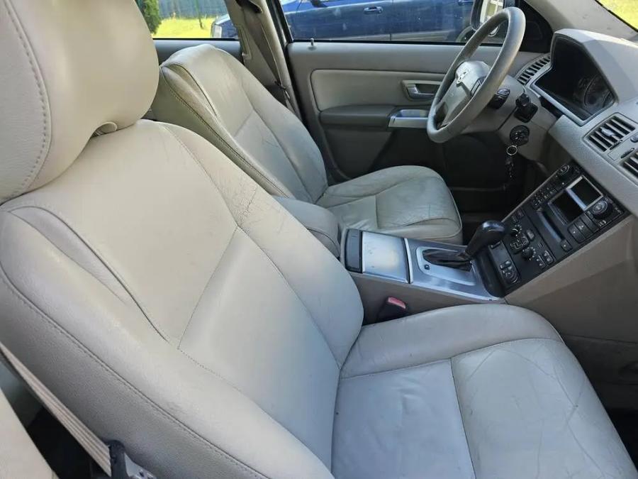 Grey Volvo XC90 2005 in Riga, with an engine capacity of 2.40 L and mileage of 500 thousand km for 2750 €, photo 10 on AUTOMOTO.COM.LV