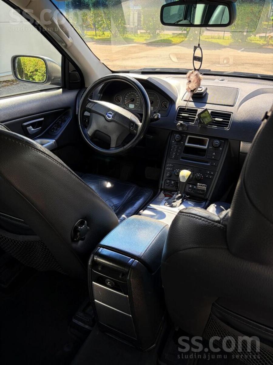 Grey Volvo XC90 2005 in Riga, with an engine capacity of 2.40 L and mileage of 446 thousand km for 2990 €, photo 8 on AUTOMOTO.COM.LV