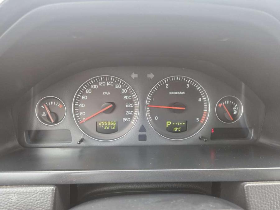 Pelēks Volvo XC90 2005 Marijampole, ar dzinēja tilpumu 2.40 L un nobraukumu 296 tūkst. km par 4199 €, foto 14 vietnē AUTOMOTO.COM.LV