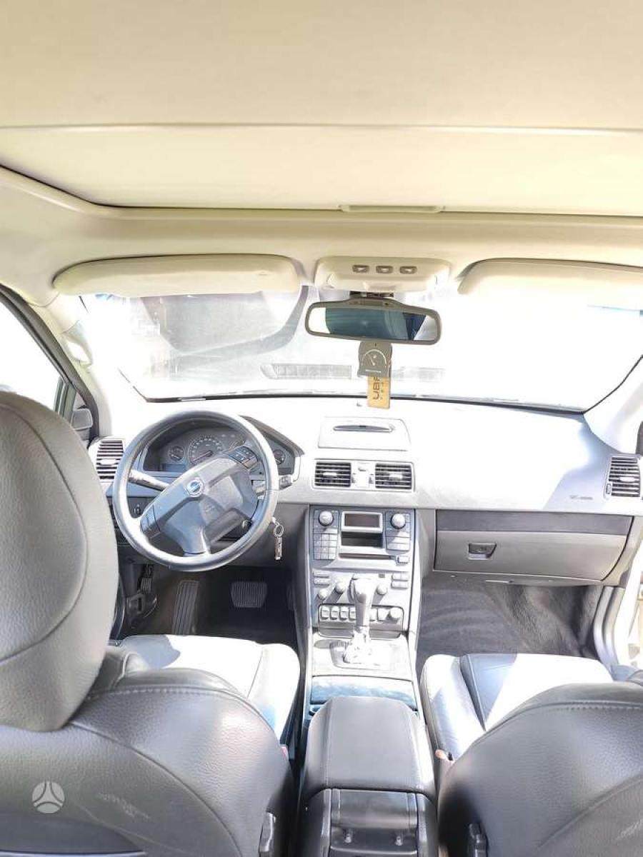Grey Volvo XC90 2005 in Utena, with an engine capacity of 2.40 L and mileage of 600 thousand km for 3300 €, photo 8 on AUTOMOTO.COM.LV