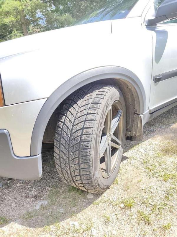Pelēks Volvo XC90 2005 Utena, ar dzinēja tilpumu 2.40 L un nobraukumu 600 tūkst. km par 3300 €, foto 8 vietnē AUTOMOTO.COM.LV