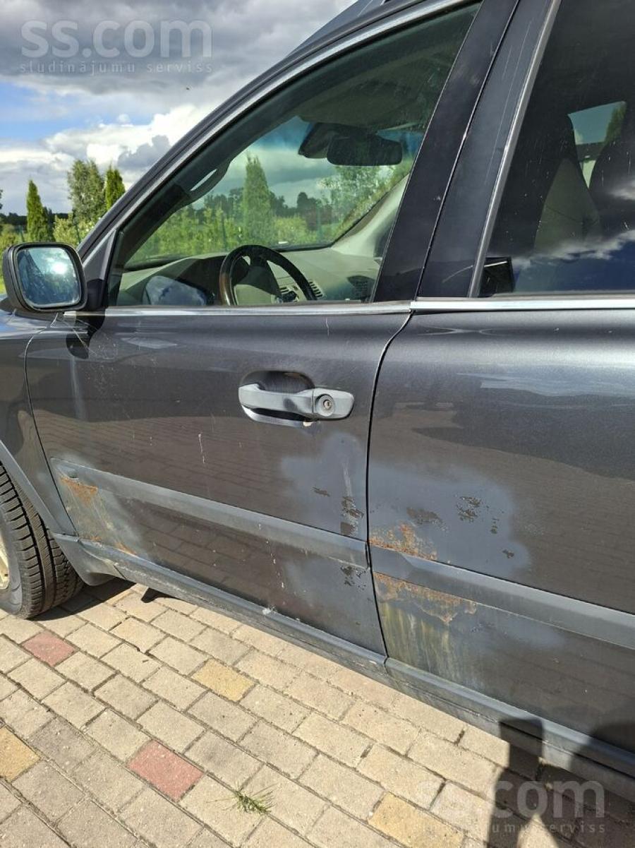Grey Volvo XC90 2005 in Riga, with an engine capacity of 2.40 L and mileage of 444 thousand km for 2000 €, photo 5 on AUTOMOTO.COM.LV
