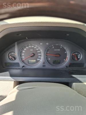 Grey Volvo XC90 2005 in Riga, with an engine capacity of 2.40 L and mileage of 444 thousand km for 2000 €, photo 8 on AUTOMOTO.COM.LV