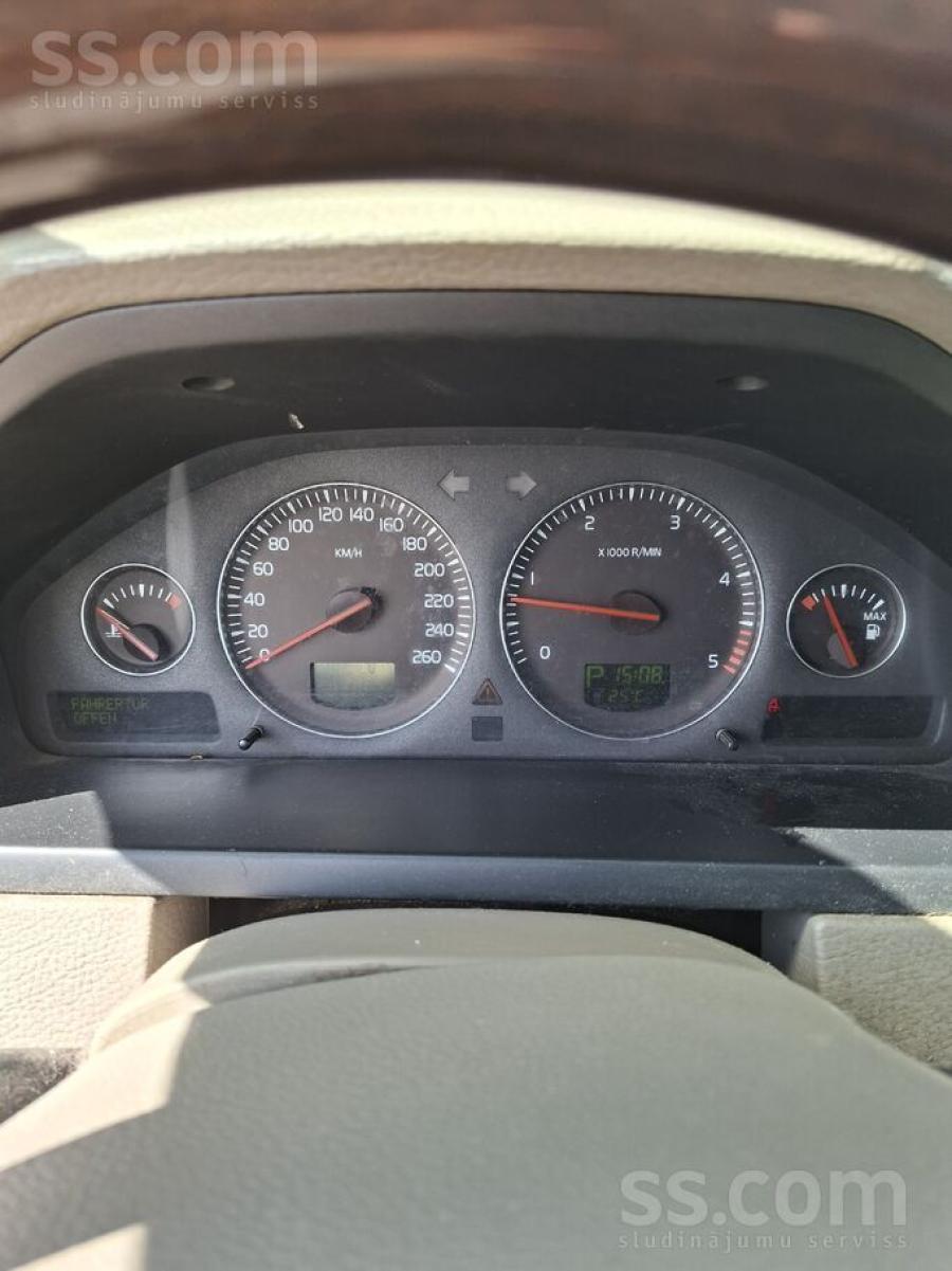 Grey Volvo XC90 2005 in Riga, with an engine capacity of 2.40 L and mileage of 444 thousand km for 2000 €, photo 8 on AUTOMOTO.COM.LV