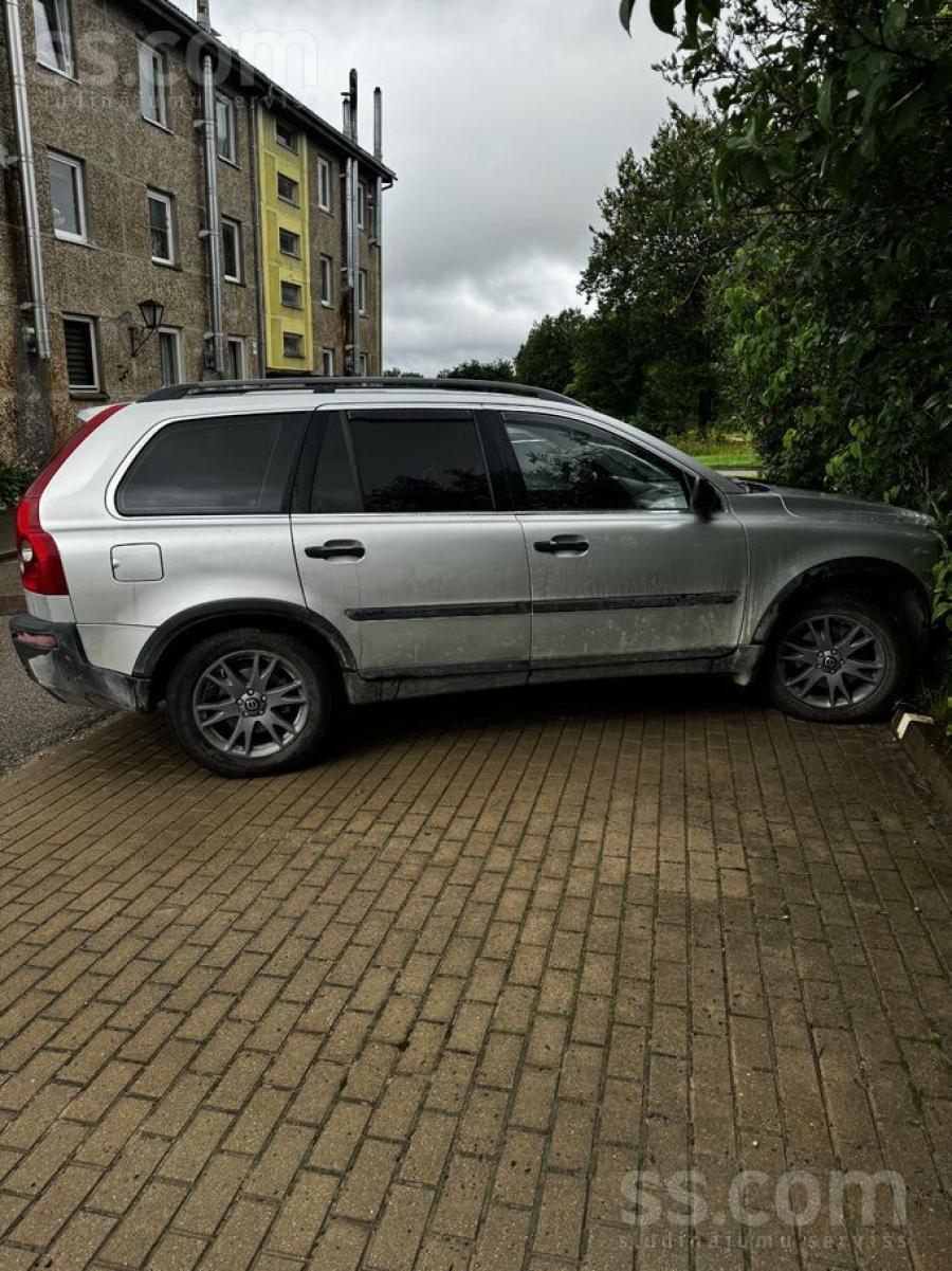 Grey Volvo XC90 2005 in Liepaja, with an engine capacity of 2.40 L and mileage of 495 thousand km for 2000 €, photo 1 on AUTOMOTO.COM.LV