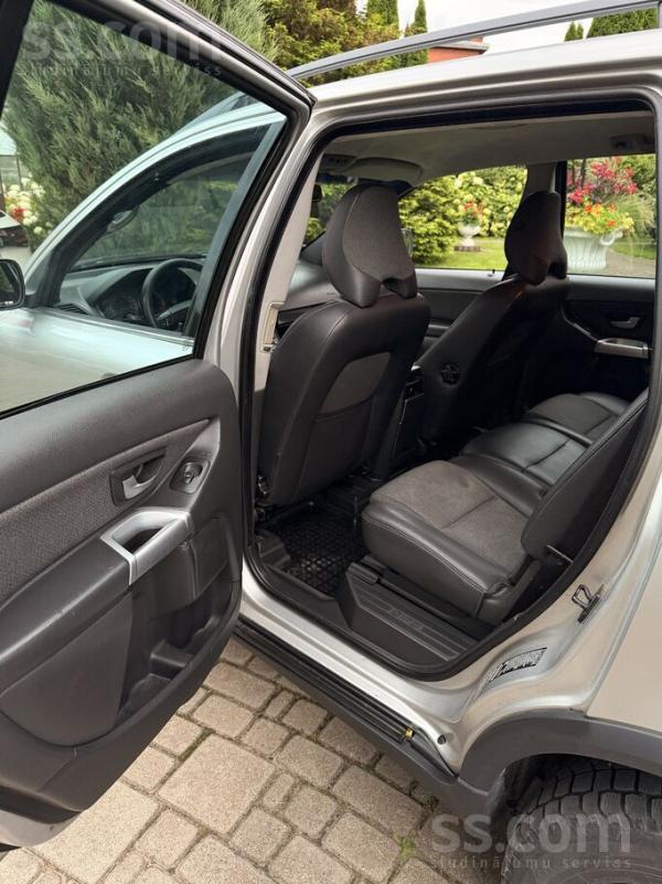 Grey Volvo XC90 2005 in Riga, with an engine capacity of 2.50 L and mileage of 412 thousand km for 2650 €, photo 7 on AUTOMOTO.COM.LV