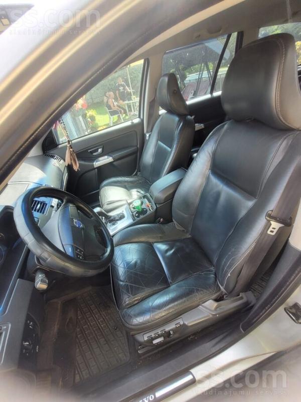 Grey Volvo XC90 2005 in Jurmala, with an engine capacity of 2.40 L and mileage of 404 thousand km for 2000 €, photo 6 on AUTOMOTO.COM.LV