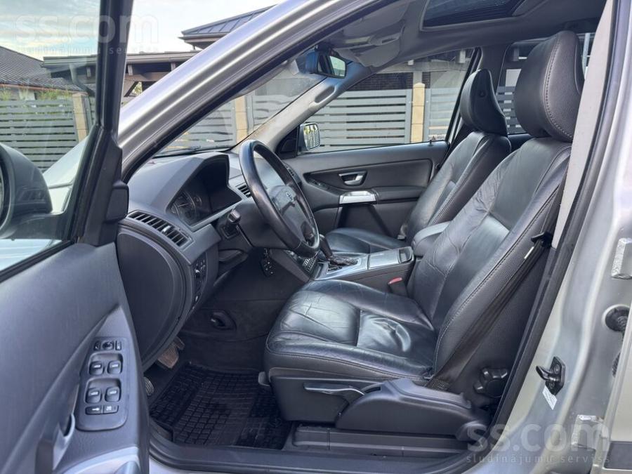 Grey Volvo XC90 2005 in Jelgava, with an engine capacity of 2.40 L and mileage of 377 thousand km for 3800 €, photo 10 on AUTOMOTO.COM.LV