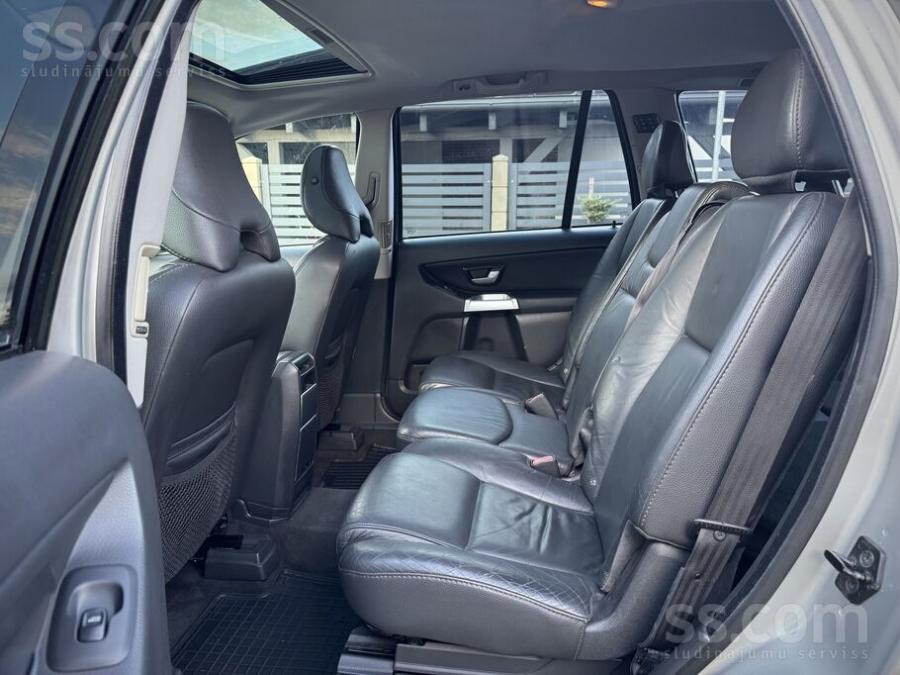 Grey Volvo XC90 2005 in Jelgava, with an engine capacity of 2.40 L and mileage of 377 thousand km for 3800 €, photo 11 on AUTOMOTO.COM.LV