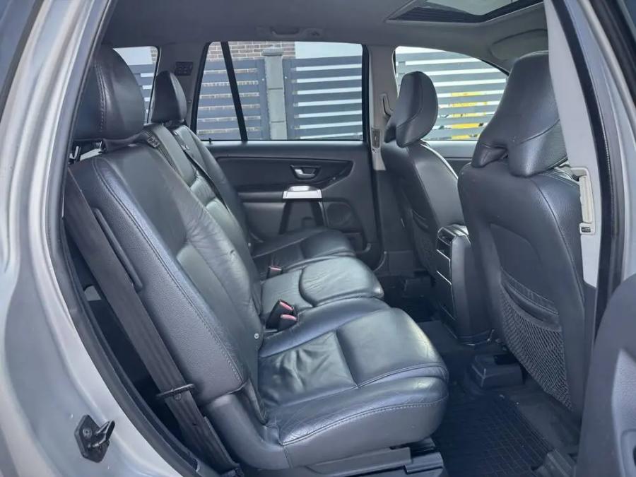 Pelēks Volvo XC90 2005 Jelgava, ar dzinēja tilpumu 2.40 L un nobraukumu 377 tūkst. km par 3800 €, foto 12 vietnē AUTOMOTO.COM.LV
