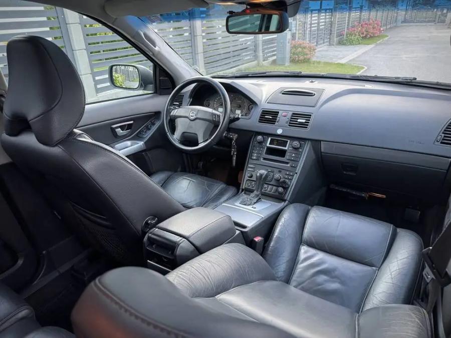Pelēks Volvo XC90 2005 Jelgava, ar dzinēja tilpumu 2.40 L un nobraukumu 377 tūkst. km par 3800 €, foto 14 vietnē AUTOMOTO.COM.LV