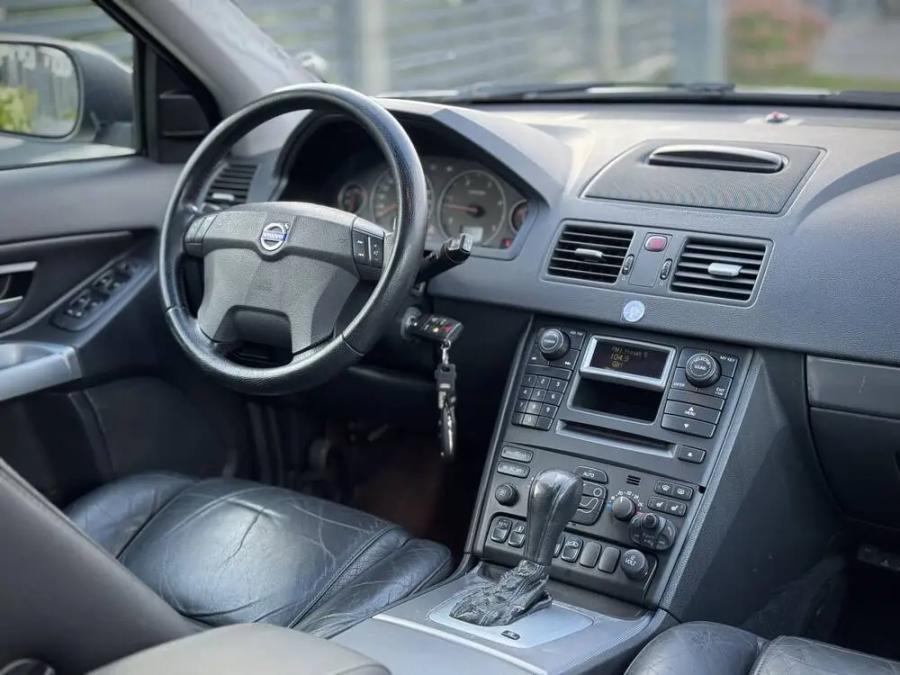 Pelēks Volvo XC90 2005 Jelgava, ar dzinēja tilpumu 2.40 L un nobraukumu 377 tūkst. km par 3800 €, foto 15 vietnē AUTOMOTO.COM.LV