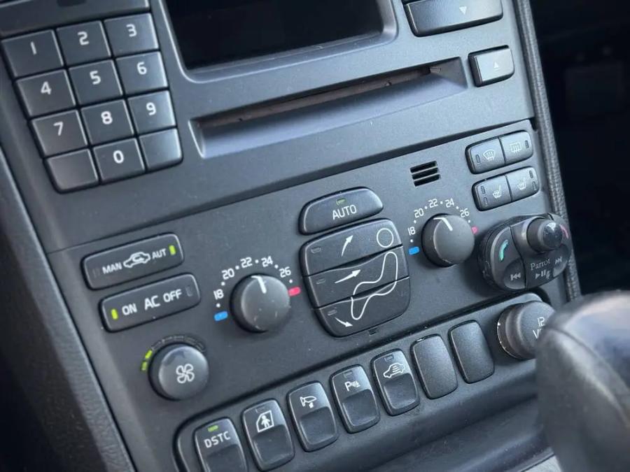 Pelēks Volvo XC90 2005 Jelgava, ar dzinēja tilpumu 2.40 L un nobraukumu 377 tūkst. km par 3800 €, foto 17 vietnē AUTOMOTO.COM.LV