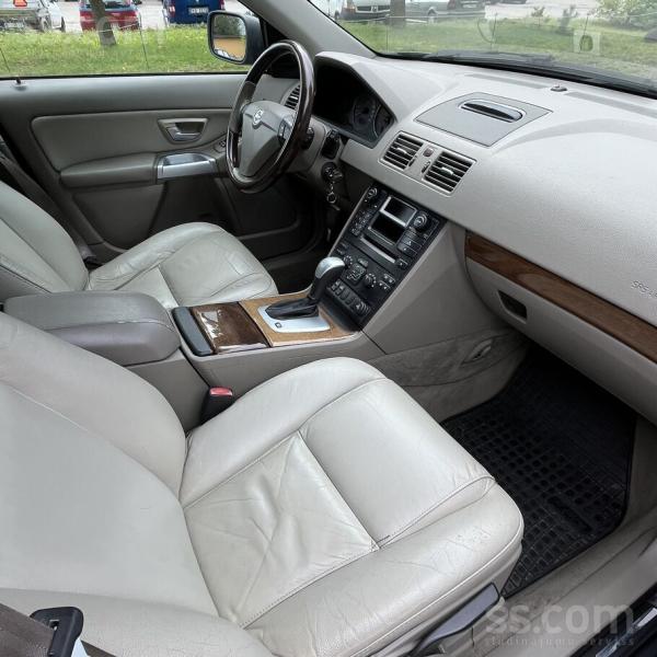 Grey Volvo XC90 2005 in Riga, with an engine capacity of 2.40 L and mileage of 361 thousand km for 5500 €, photo 10 on AUTOMOTO.COM.LV