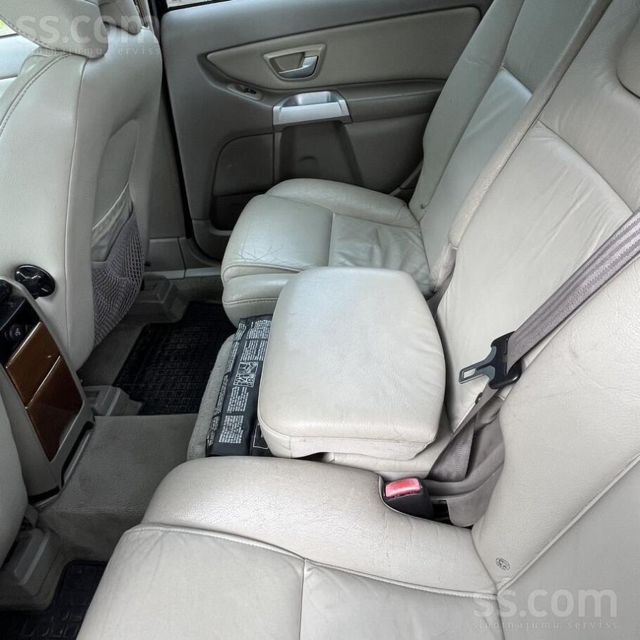 Grey Volvo XC90 2005 in Riga, with an engine capacity of 2.40 L and mileage of 361 thousand km for 5500 €, photo 13 on AUTOMOTO.COM.LV