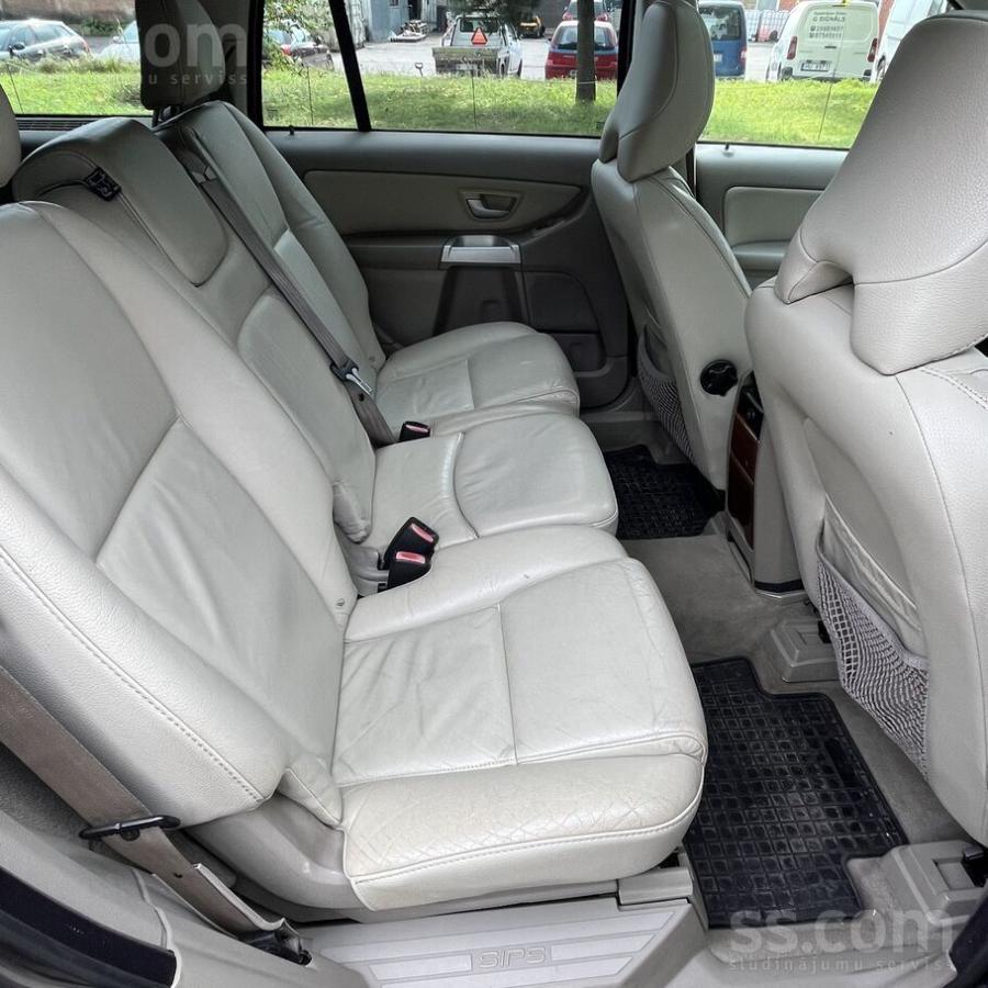 Grey Volvo XC90 2005 in Riga, with an engine capacity of 2.40 L and mileage of 361 thousand km for 5500 €, photo 15 on AUTOMOTO.COM.LV