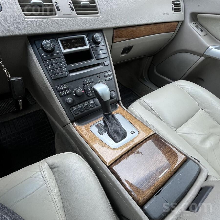 Grey Volvo XC90 2005 in Riga, with an engine capacity of 2.40 L and mileage of 361 thousand km for 5500 €, photo 18 on AUTOMOTO.COM.LV