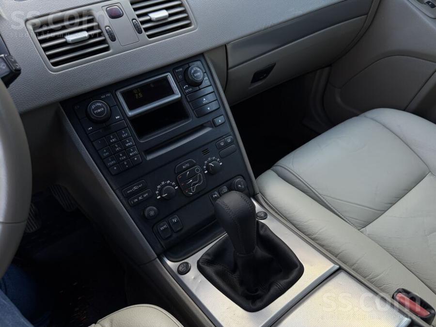 Grey Volvo XC90 2005 in Jelgava, with an engine capacity of 2.40 L and mileage of 0 thousand km for 3400 €, photo 9 on AUTOMOTO.COM.LV
