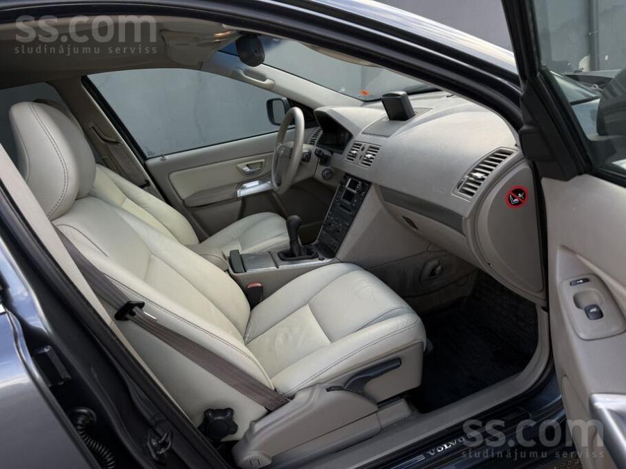 Grey Volvo XC90 2005 in Jelgava, with an engine capacity of 2.40 L and mileage of 0 thousand km for 3400 €, photo 13 on AUTOMOTO.COM.LV