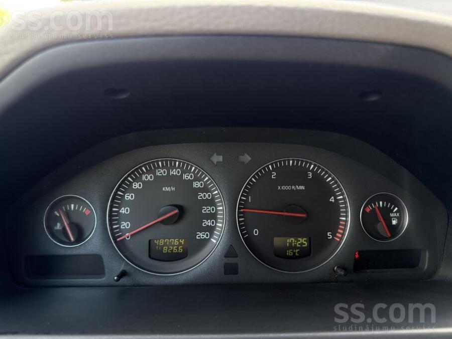Grey Volvo XC90 2005 in Jelgava, with an engine capacity of 2.40 L and mileage of 0 thousand km for 3400 €, photo 14 on AUTOMOTO.COM.LV