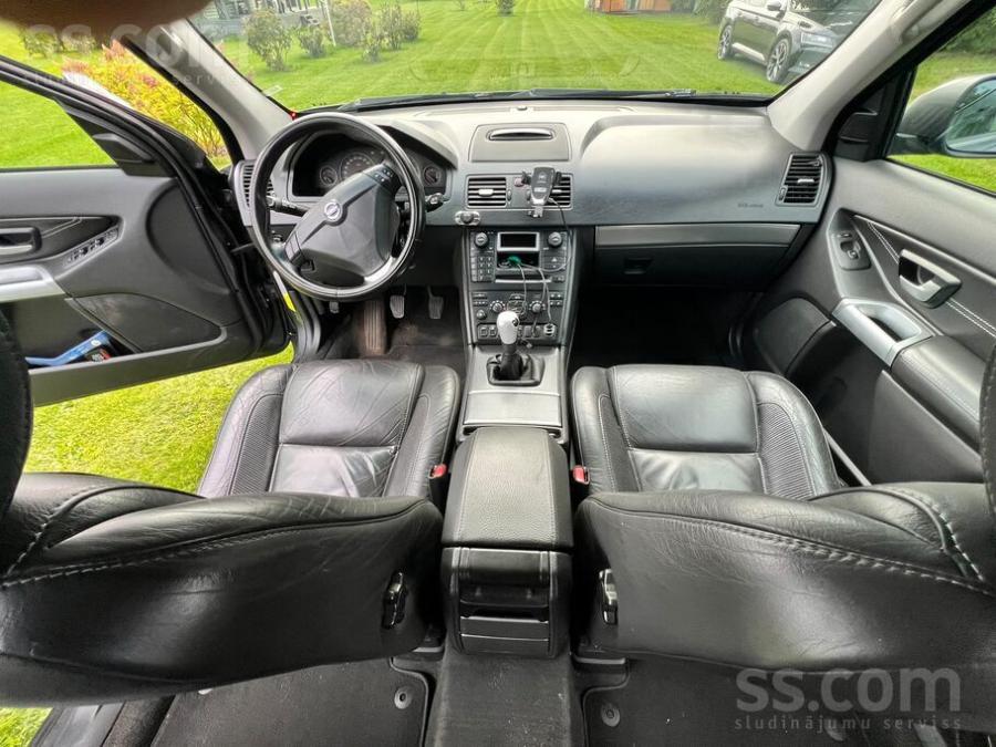 Grey Volvo XC90 2005 in Bauska, with an engine capacity of 2.40 L and mileage of 482 thousand km for 1950 €, photo 6 on AUTOMOTO.COM.LV